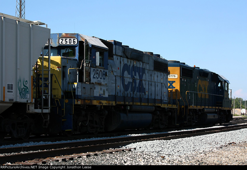 Rare YN1 painted CSX 2506 switches the east end with 2775 on D900